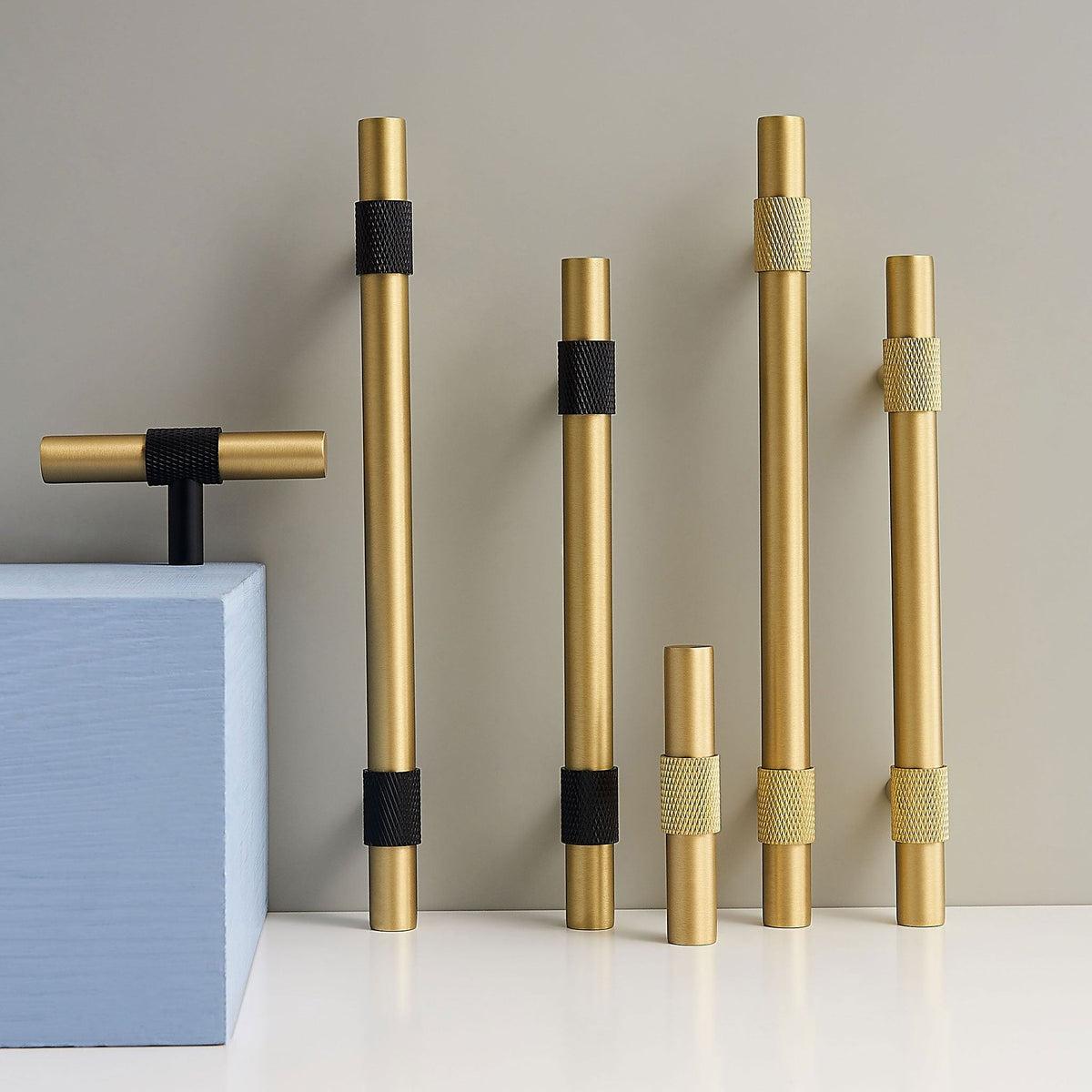 Handtag 3104 | Lättrat | Mässing + Svart – Decor Room